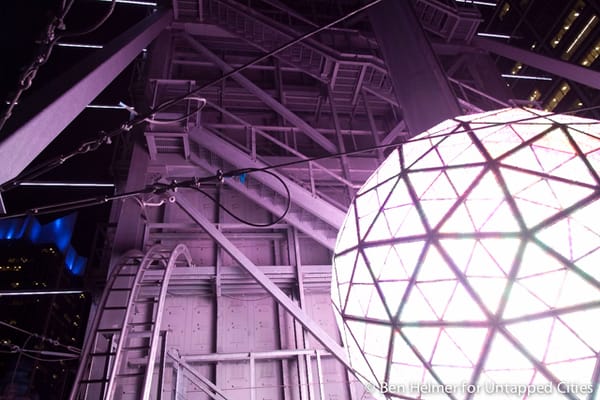 Daily What?! One Times Square Is The Emptiest Building in Midtown But ...