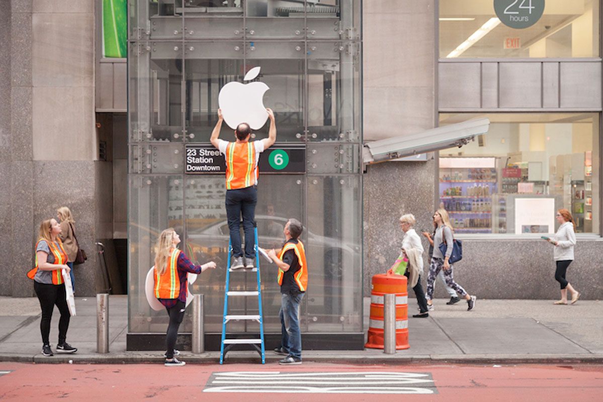 Improv Everywhere Creates Fake Apple Store Out of NYC's 23rd Street ...